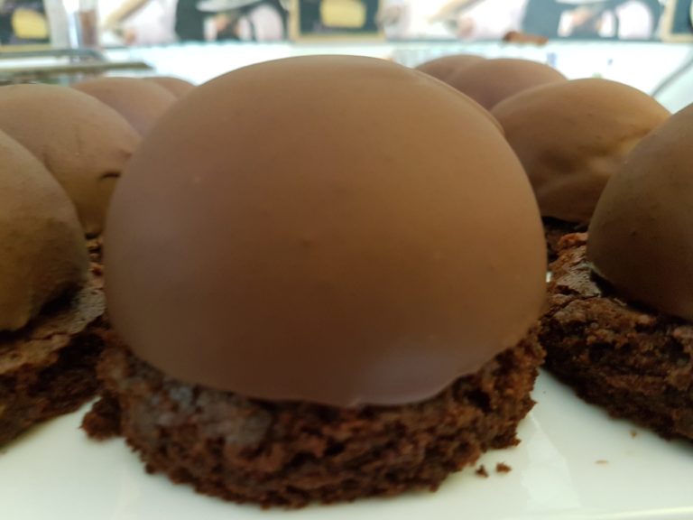 Dôme au chocolat cœur fruits rouges | Papilles à l'affût